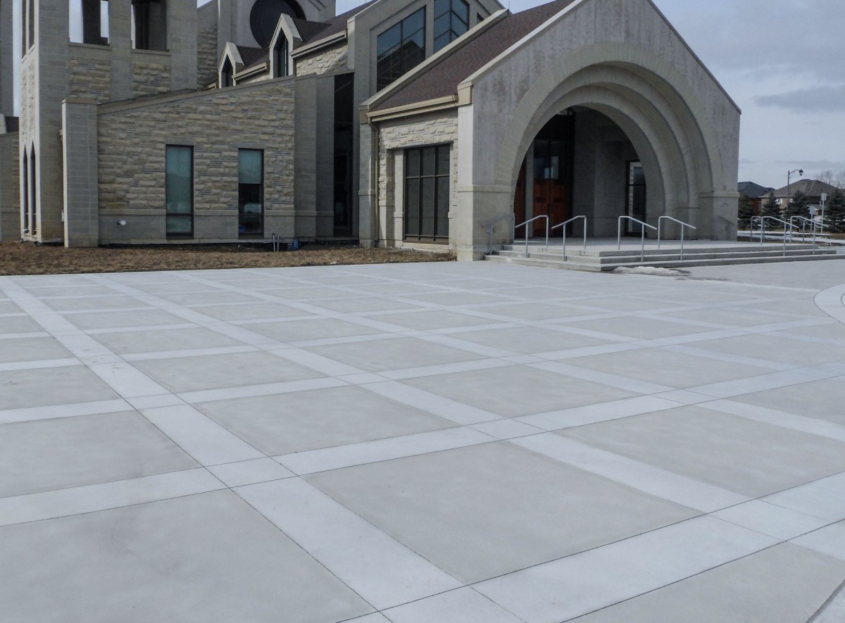 Plazas & Courtyards | Bomanite